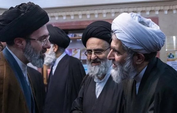 افزایش احتمال جانشینی پسر خامنه‌ای برخلاف قانون اساسی و در نتیجهٔ فامیل